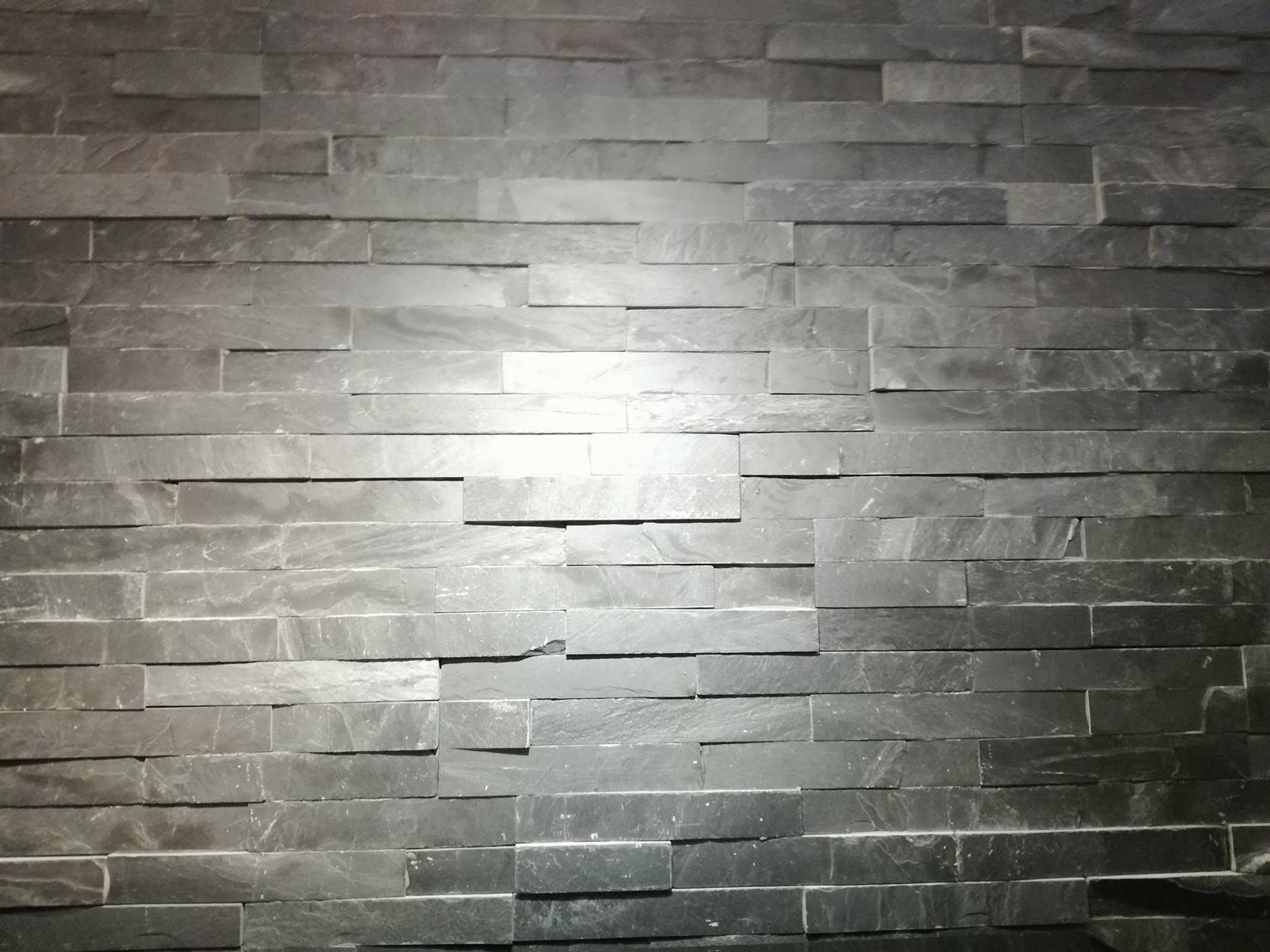 Plus de relief avec des briquettes en schiste